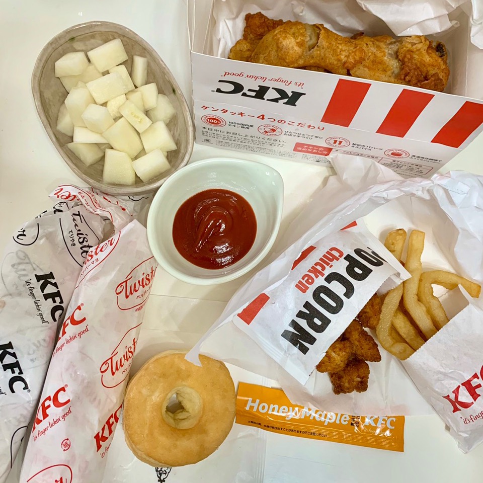 KFC에서 신상품 팝콘치킨이 나와서 먹어 보고 싶어져서 드라이브 스루로 사 왔어요 집에서 만든 치킨무와 케첩을 준비해서 먹었어요 ...