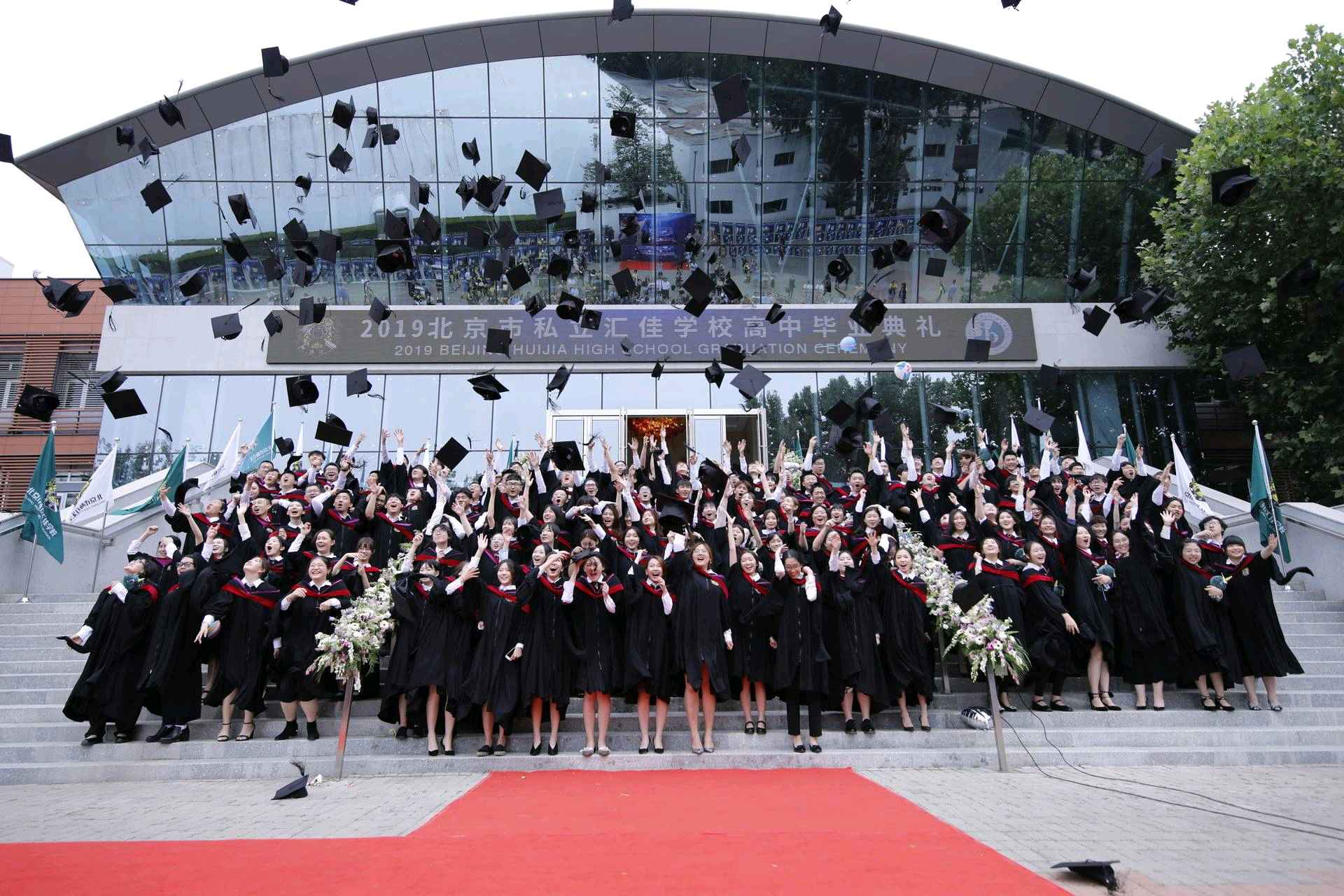 Tried to take nice graduation photos. It looks good but not as good as ...