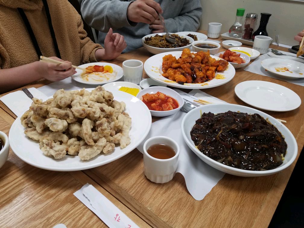 한국사람들은 왜 특별한 날에 짜장면을 먹어요? 졸업이나 이사 가는 날에 짜장면 먹는다고 들었어요 (오늘은 블랙데이라서 먹는 ...